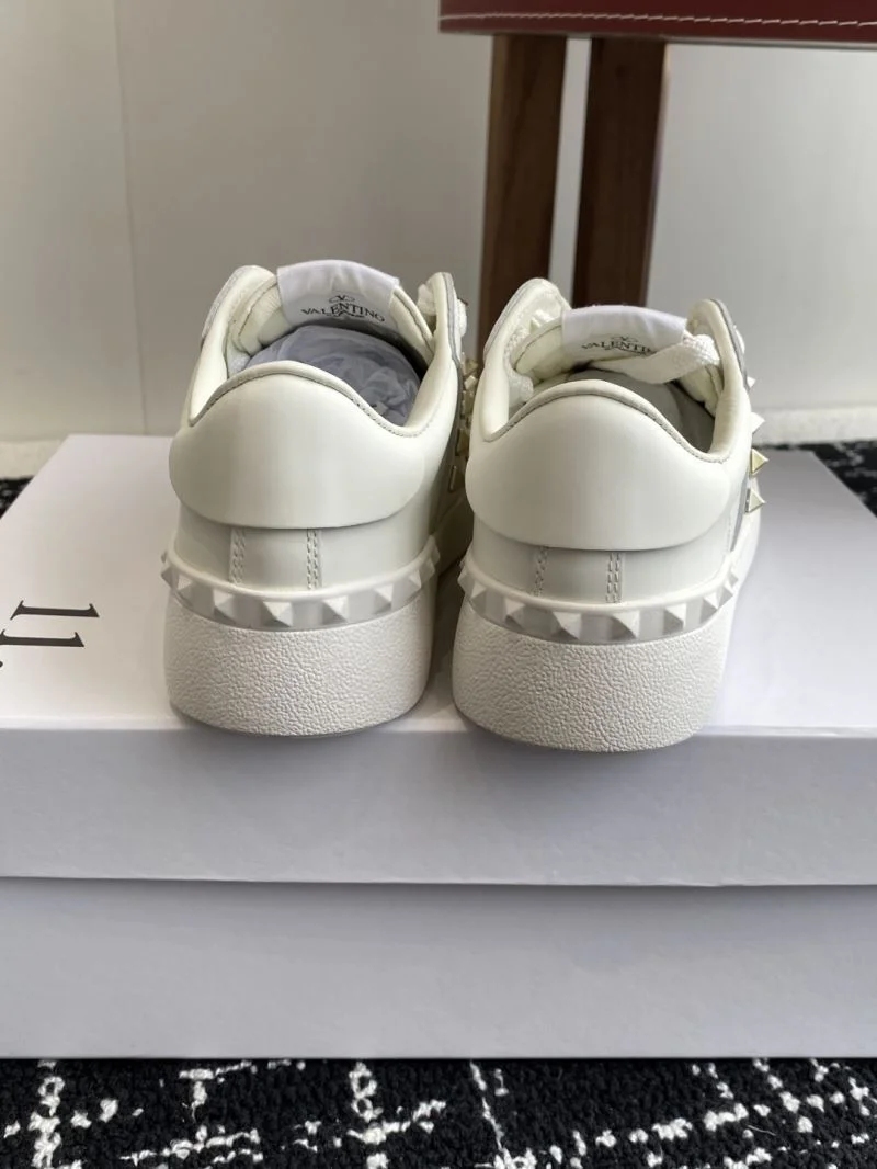 Accurate model Valentino Rockstud Untitled Shoes