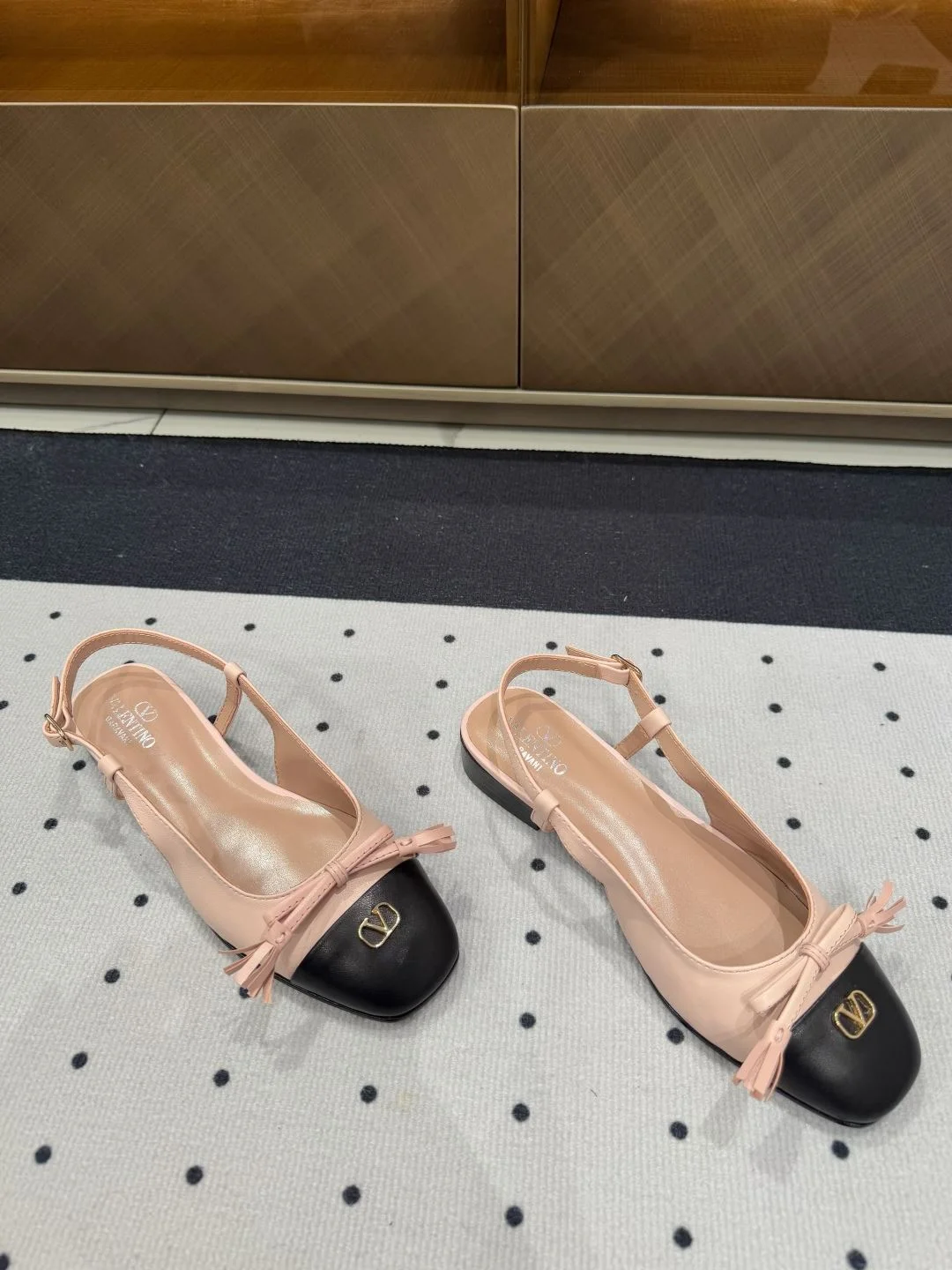 Brand-original Valentino Sandals