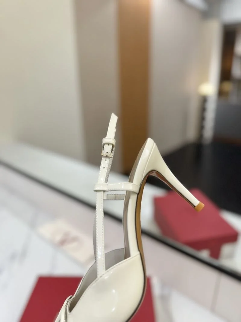 Accurate model Valentino Sandals