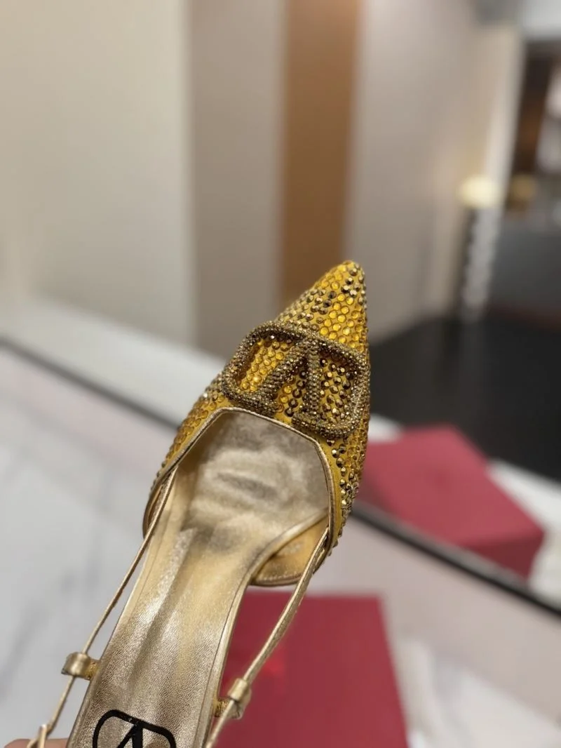 Accurate model Valentino Sandals