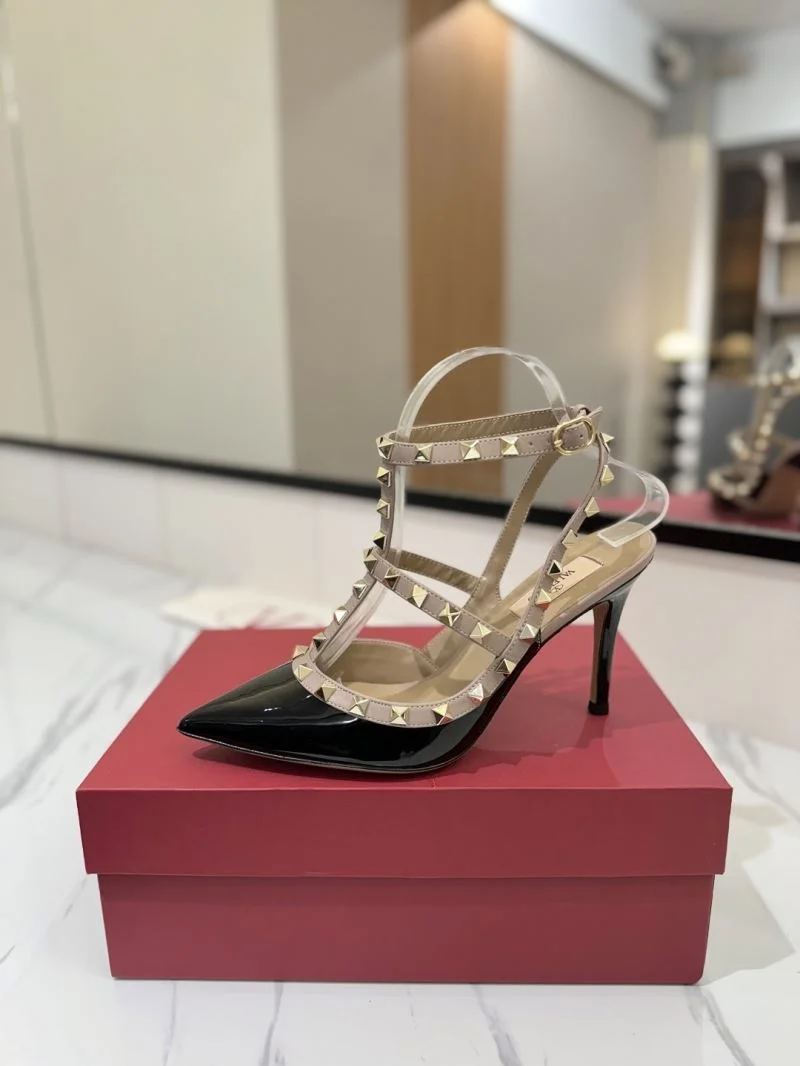 Accurate model Valentino Sandals