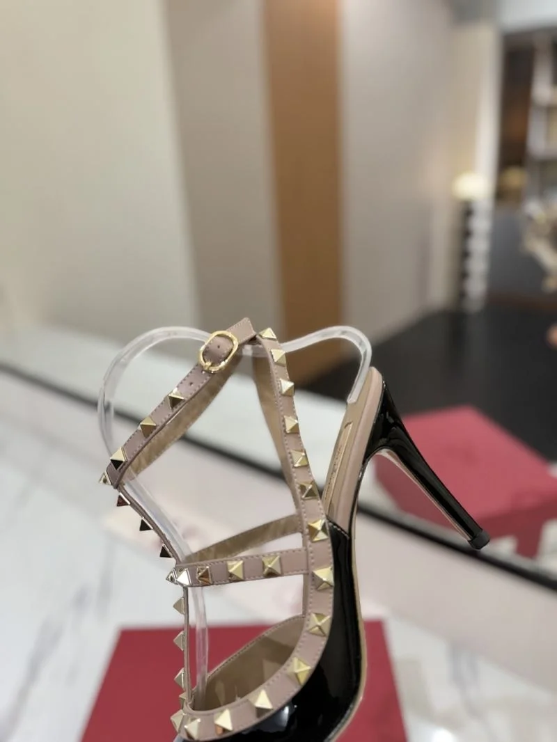 Accurate model Valentino Sandals