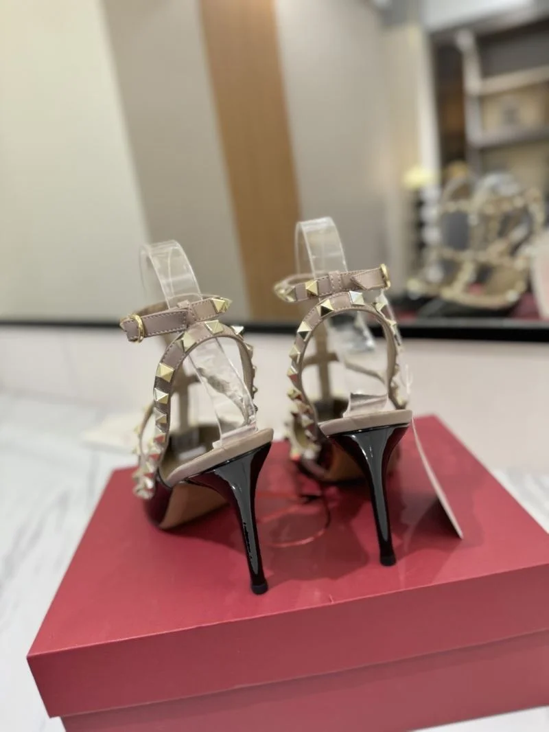 Accurate model Valentino Sandals