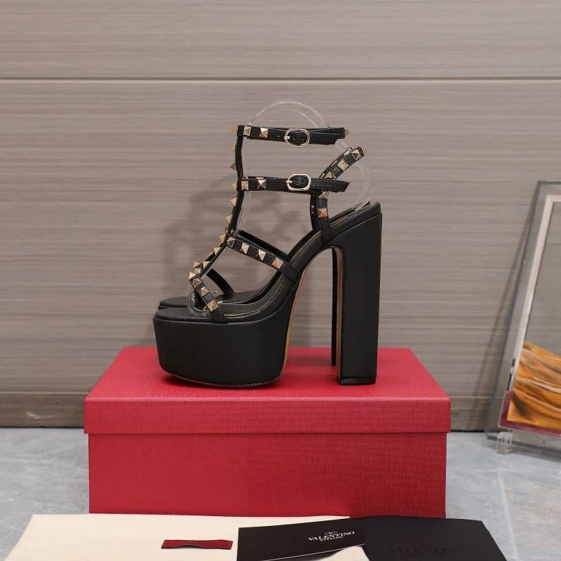 Accurate model Valentino Sandals