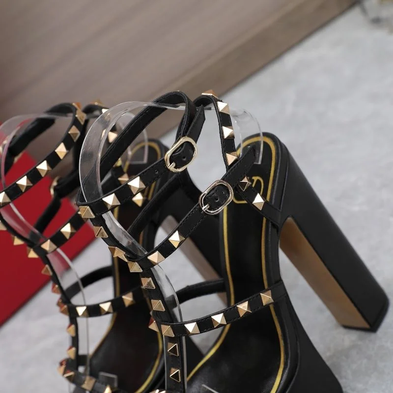 Accurate model Valentino Sandals