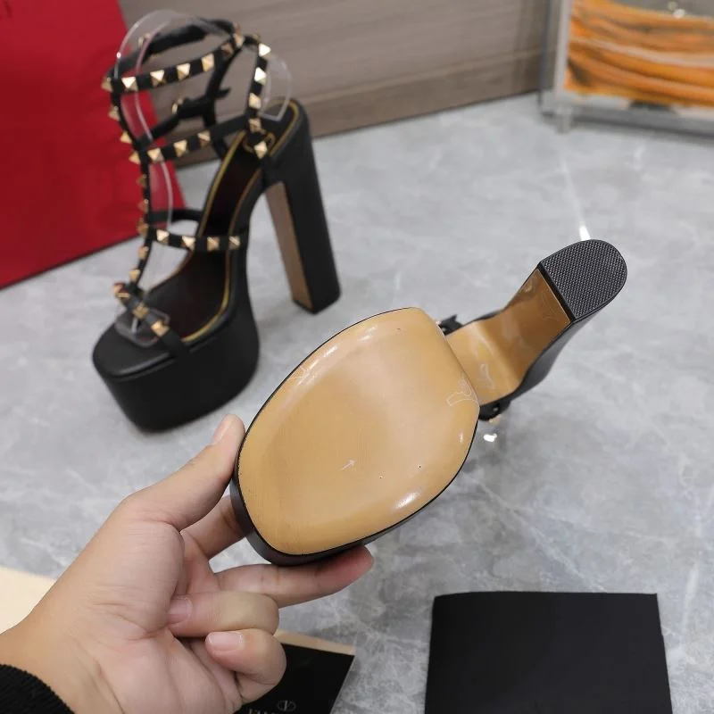 Accurate model Valentino Sandals