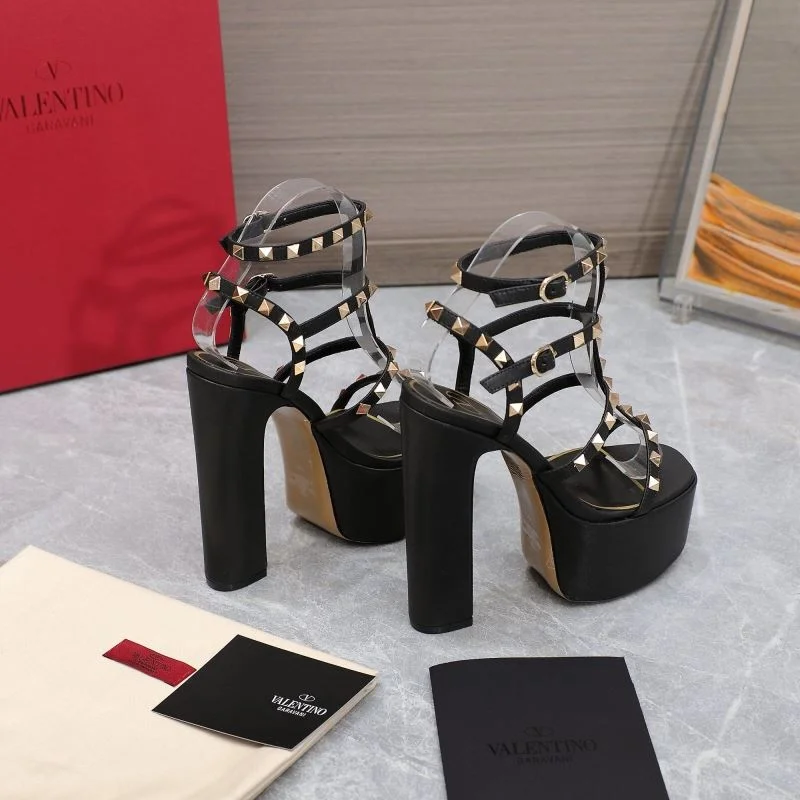 Accurate model Valentino Sandals