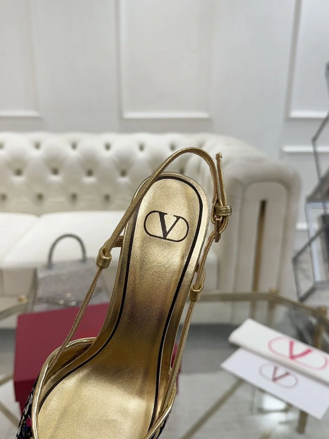 Accurate model Valentino Sandals