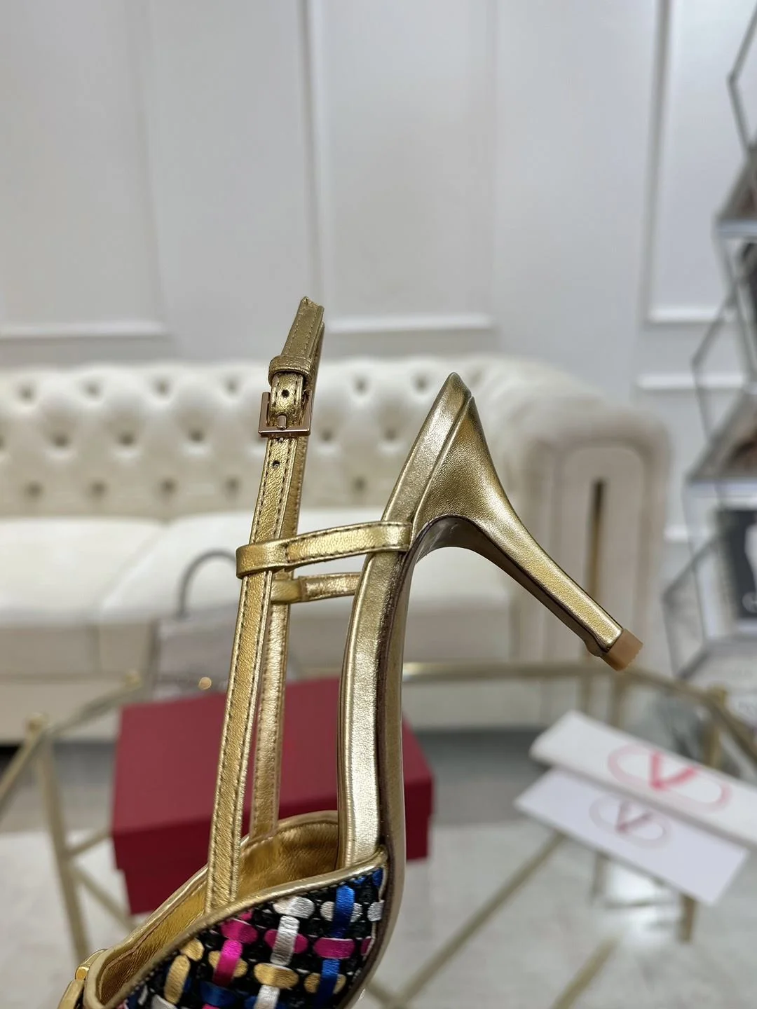 Accurate model Valentino Sandals