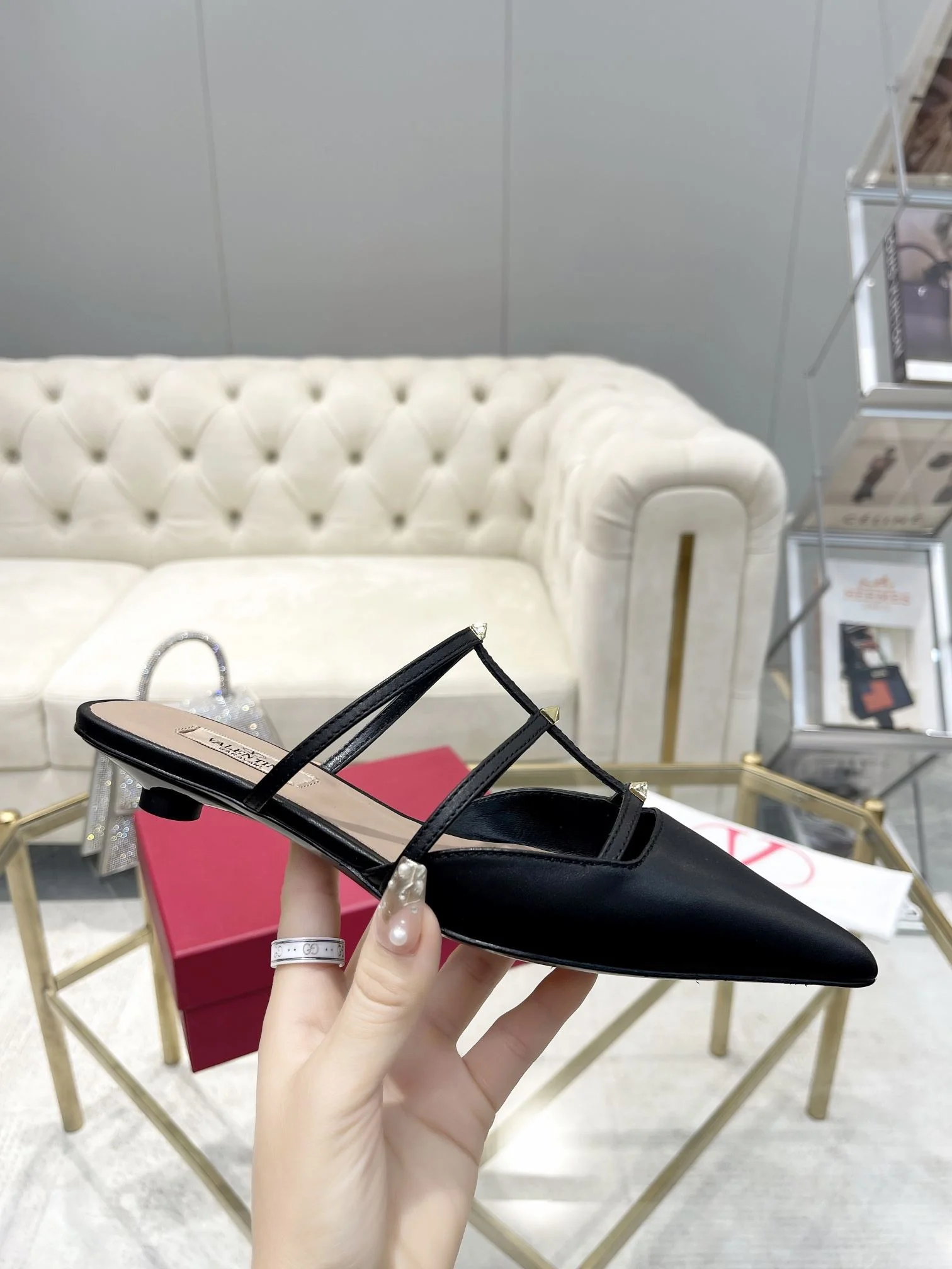 Accurate model Valentino Sandals