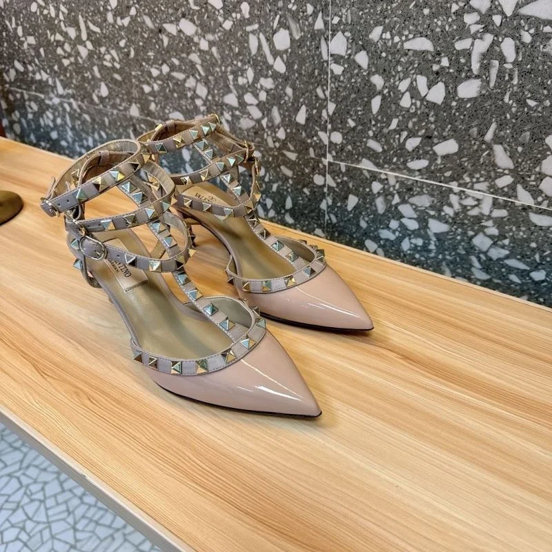 Accurate model Valentino Sandals