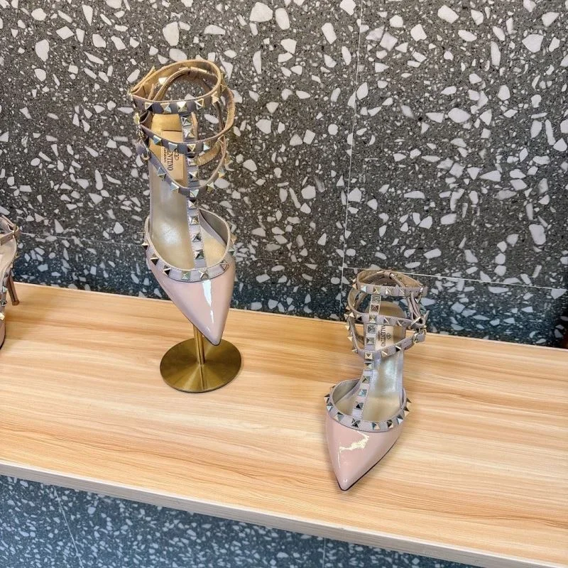 Accurate model Valentino Sandals