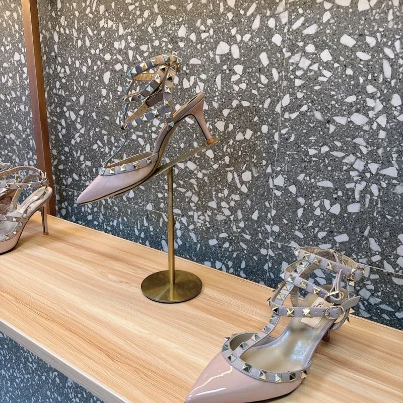 Accurate model Valentino Sandals