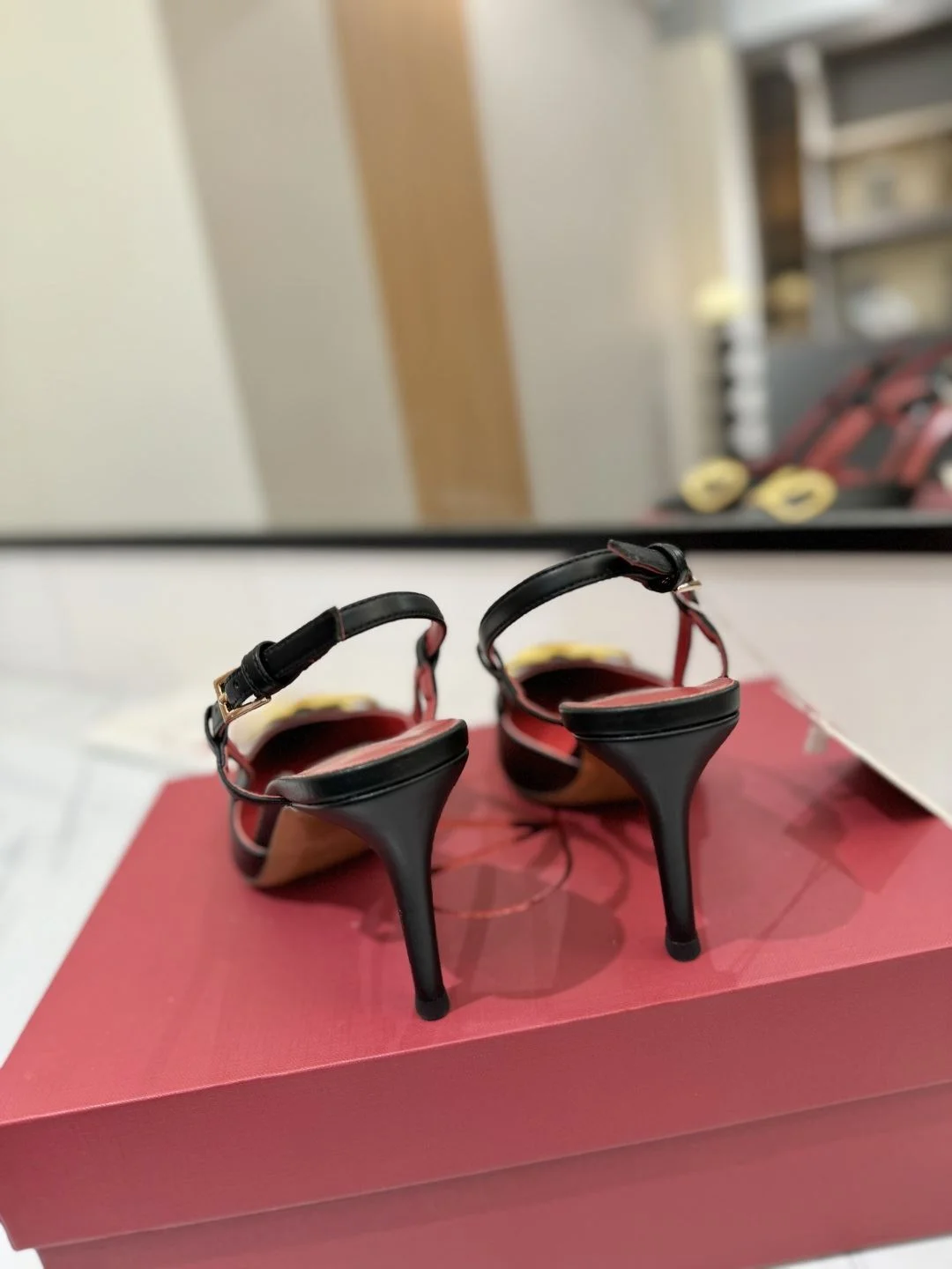 Brand-original Valentino Sandals