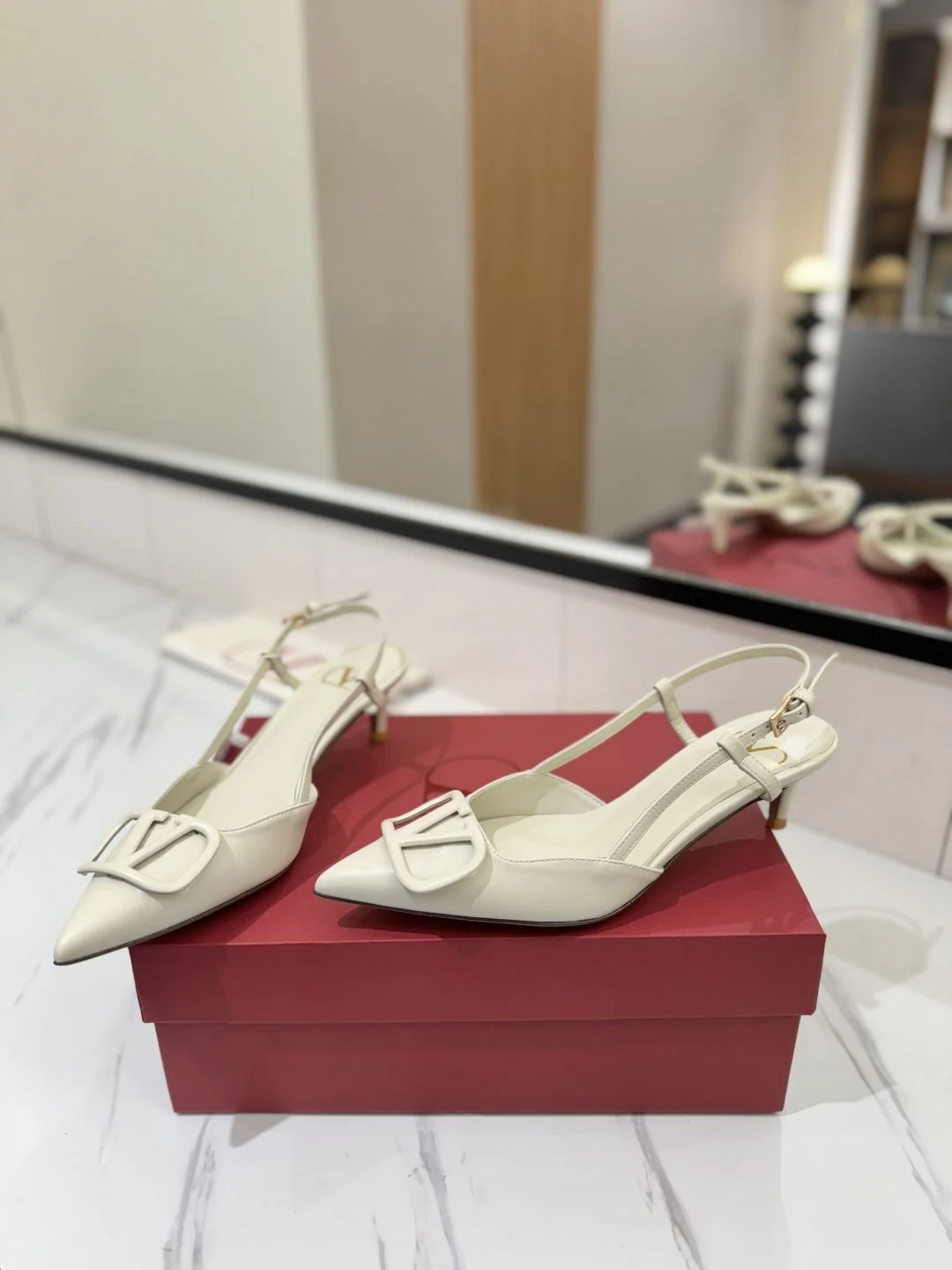 Accurate model Valentino Sandals