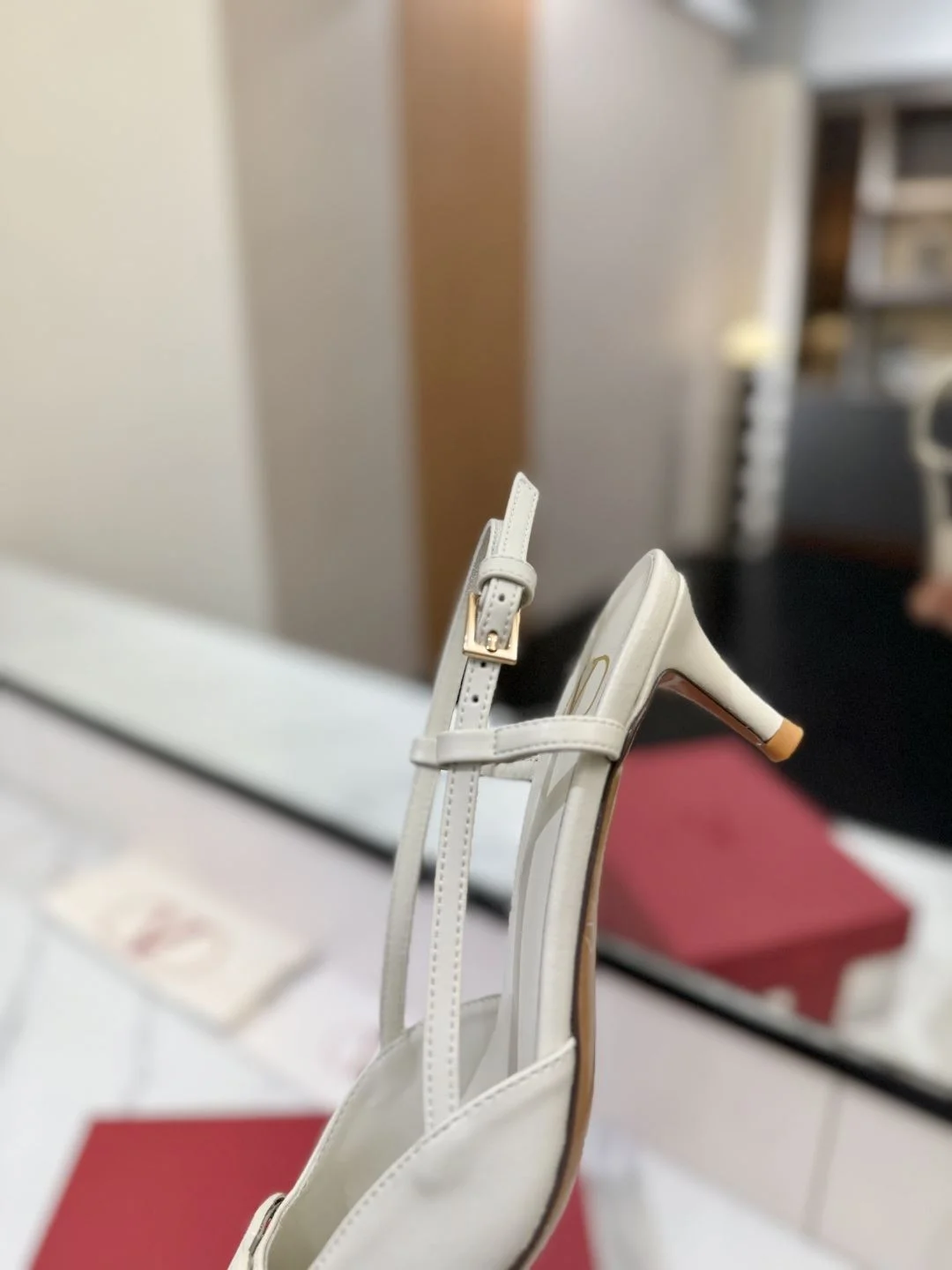 Accurate model Valentino Sandals