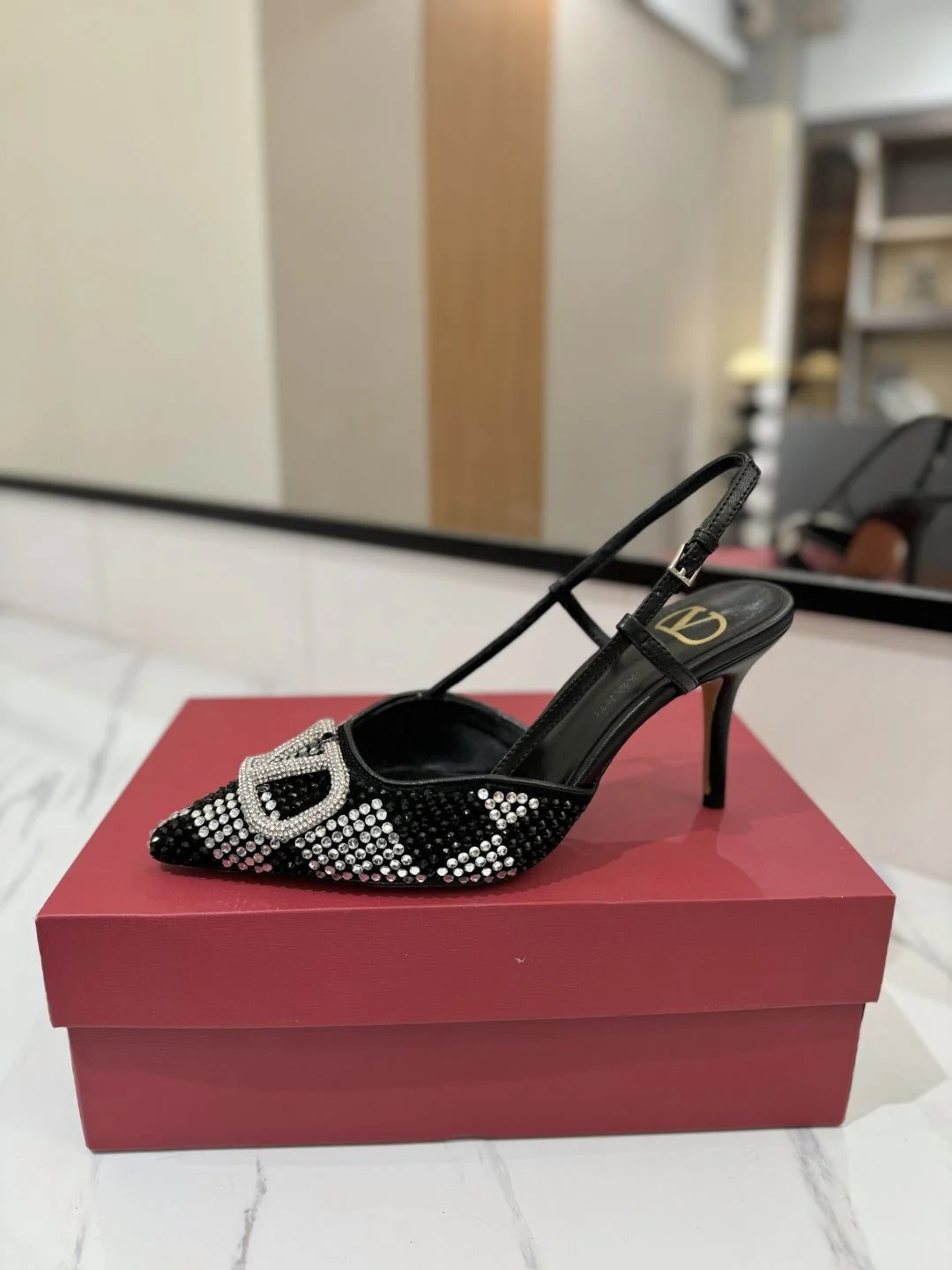 Accurate model Valentino Sandals