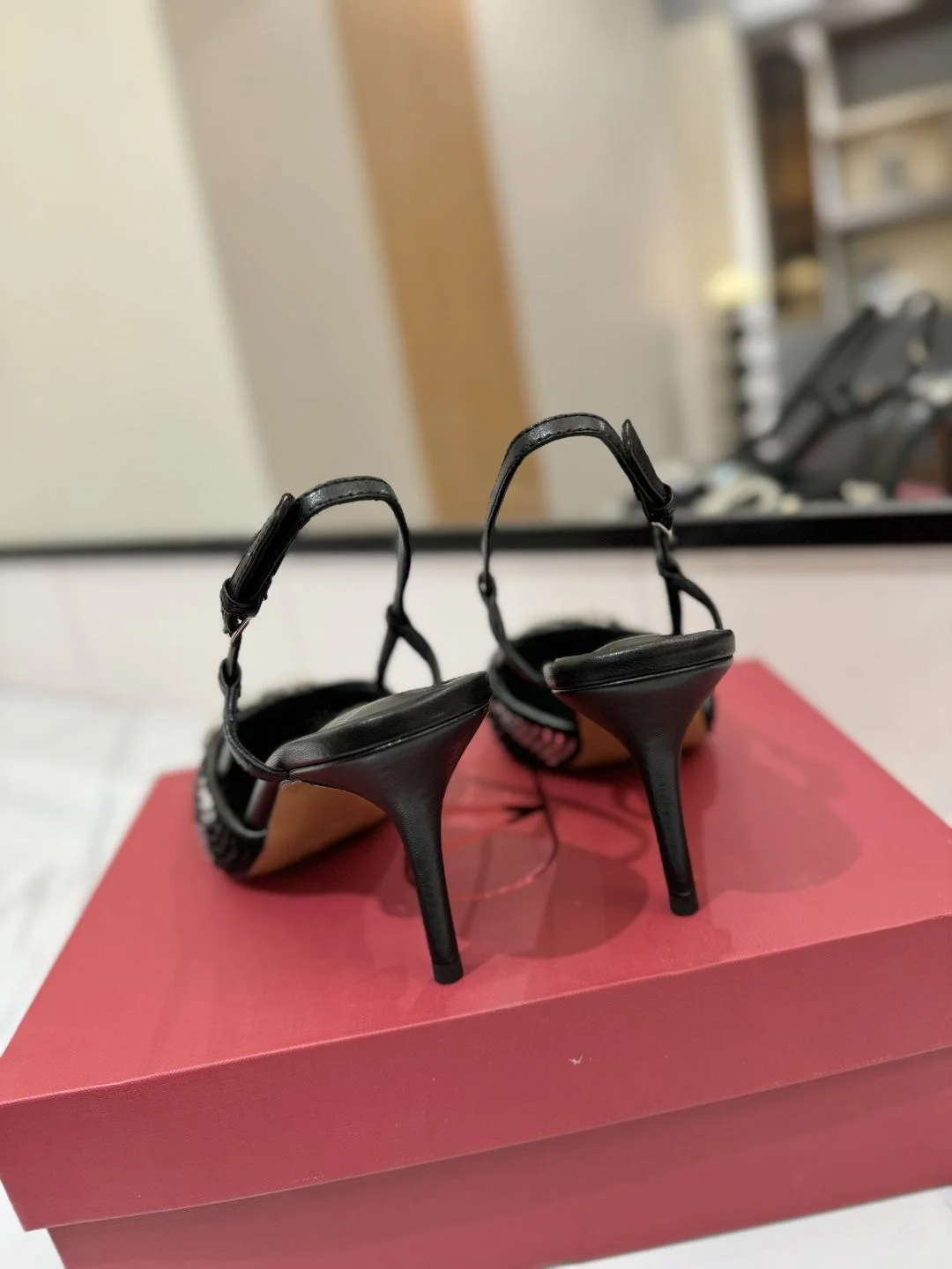 Accurate model Valentino Sandals