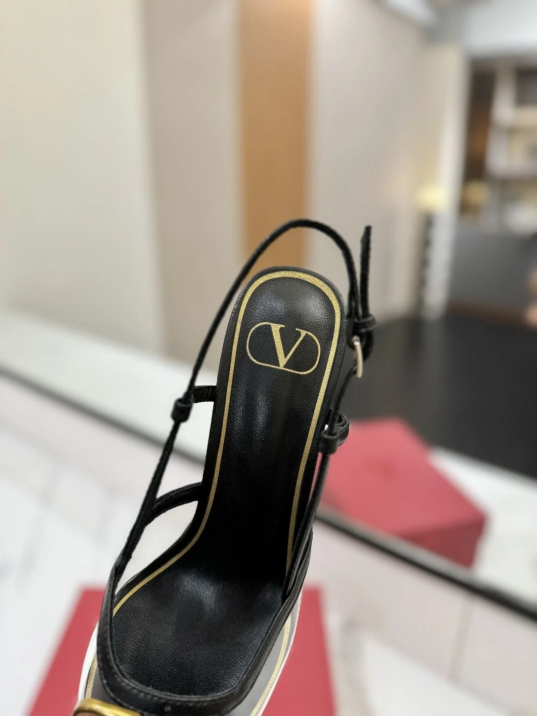 High accuracy Valentino Sandals