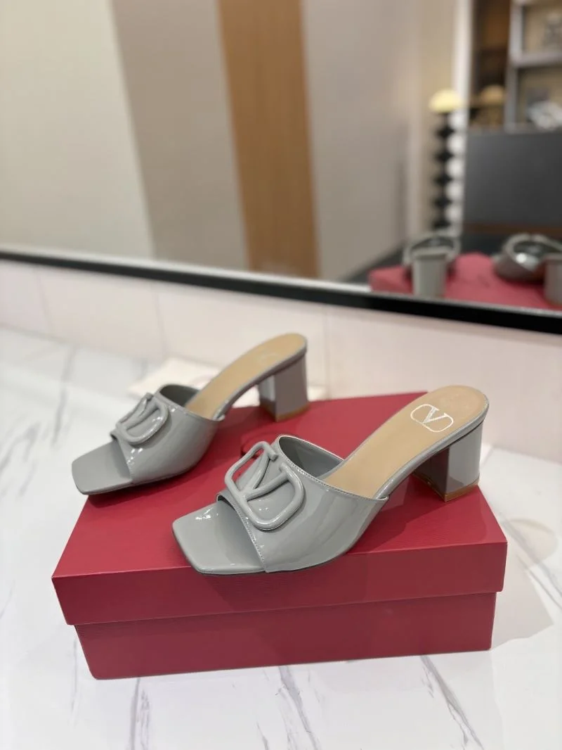 Accurate model Valentino Slippers