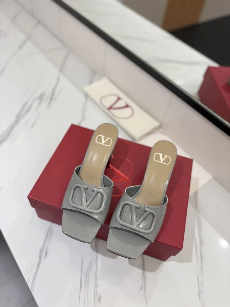 Accurate model Valentino Slippers