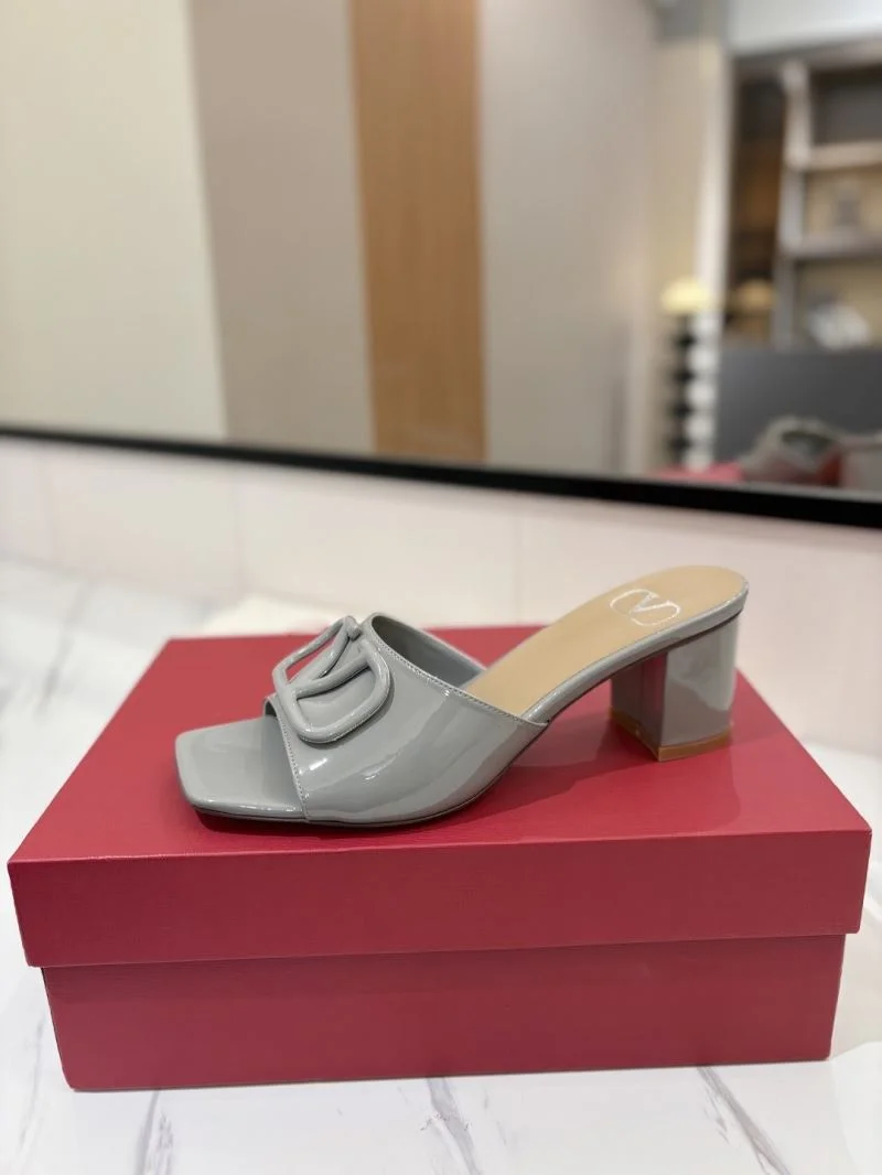 Accurate model Valentino Slippers