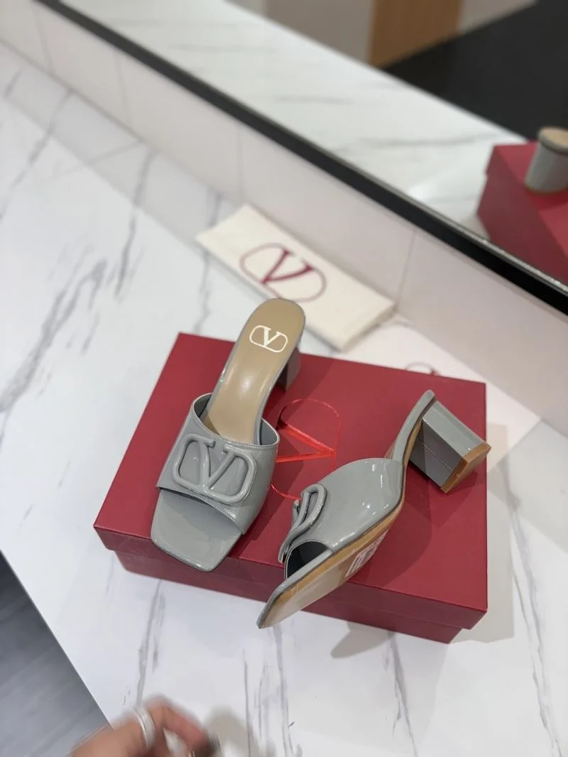 Accurate model Valentino Slippers