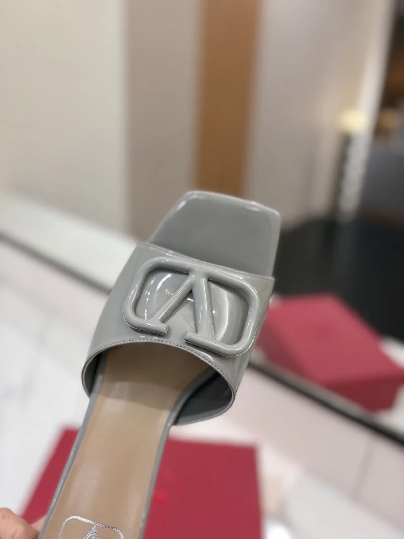 Accurate model Valentino Slippers
