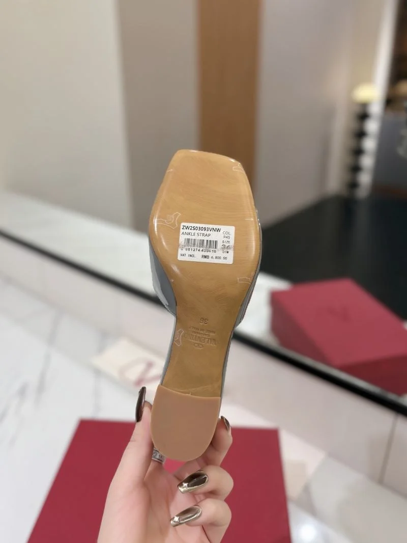 Accurate model Valentino Slippers