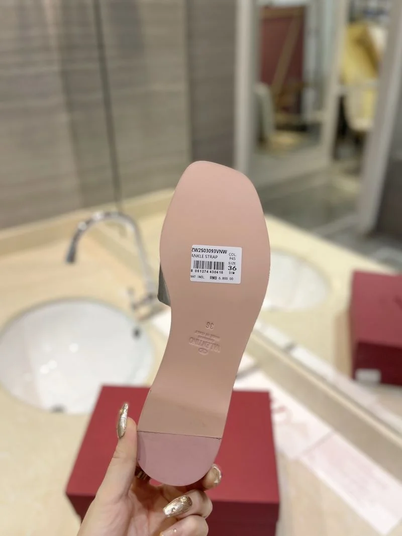 High accuracy Valentino Slippers