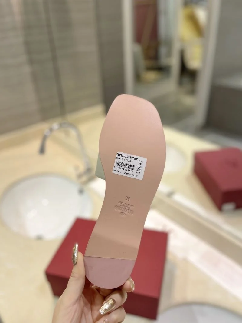 Low-cost Valentino Slippers