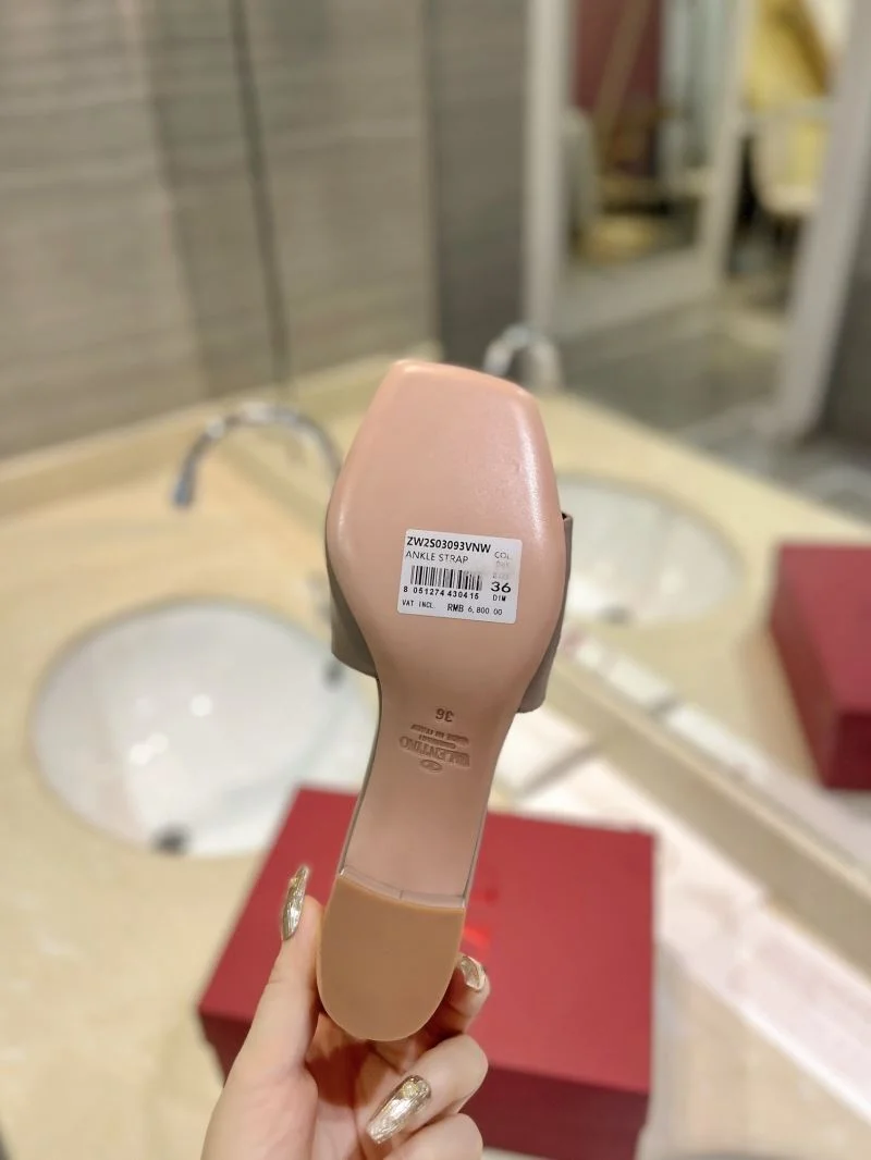 Low-cost Valentino Slippers