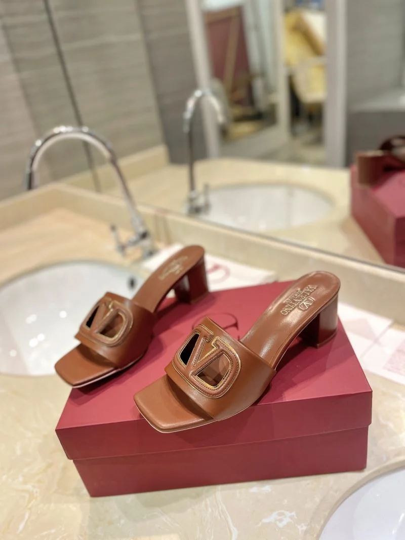 Accurate model Valentino Slippers