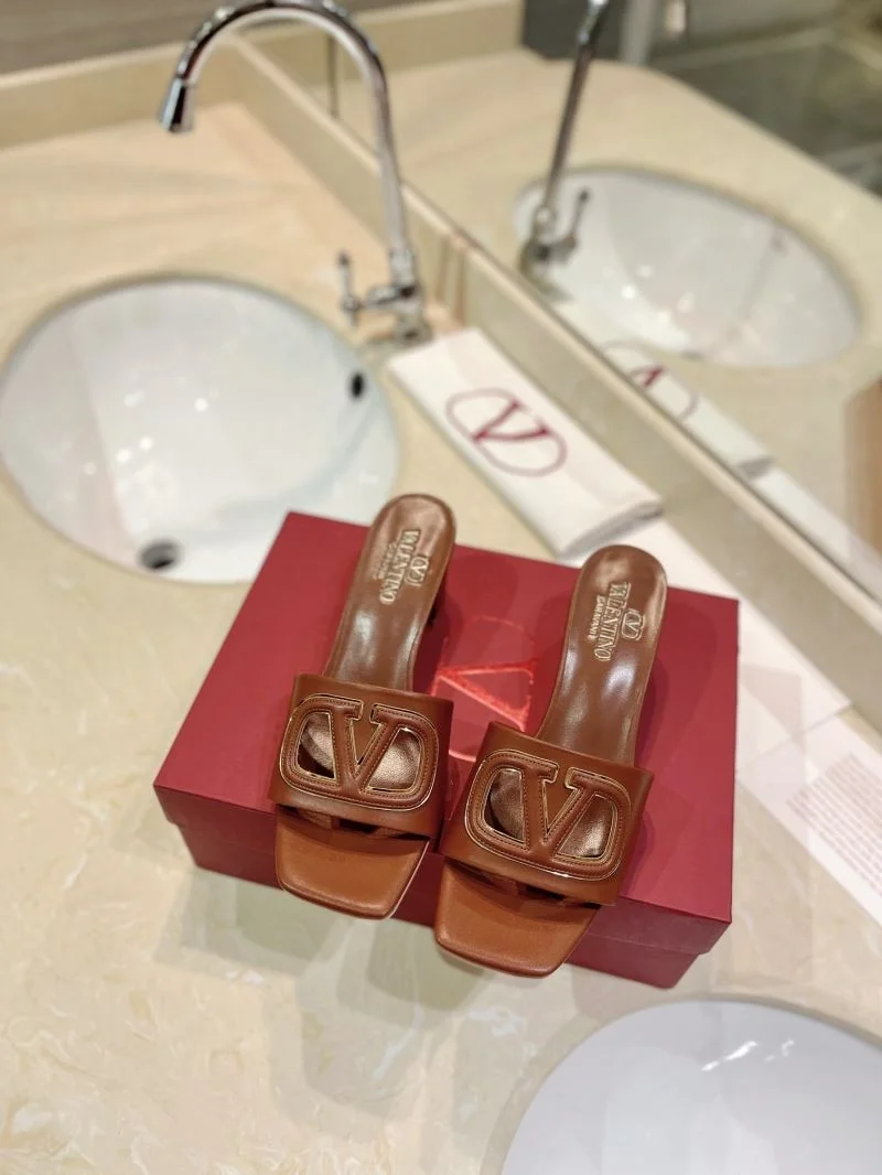 Accurate model Valentino Slippers