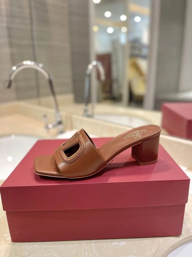 Accurate model Valentino Slippers