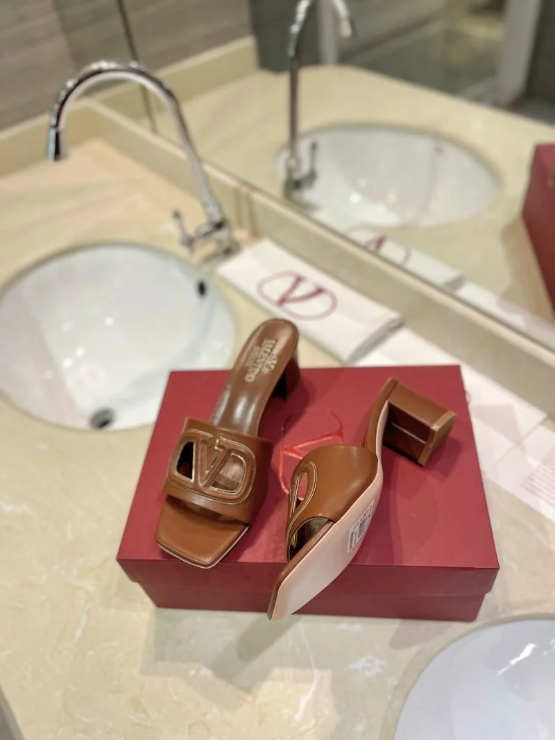 Accurate model Valentino Slippers