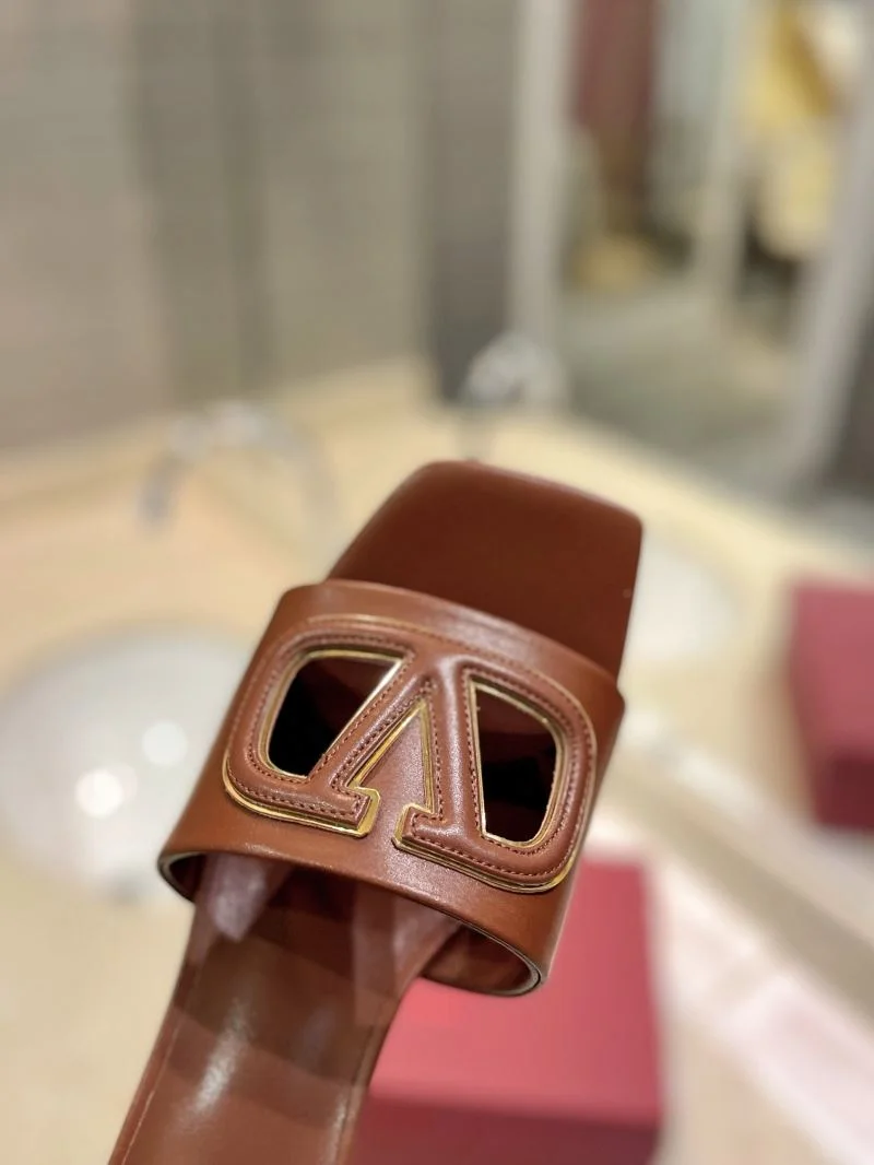 Accurate model Valentino Slippers