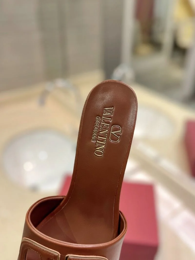 Accurate model Valentino Slippers