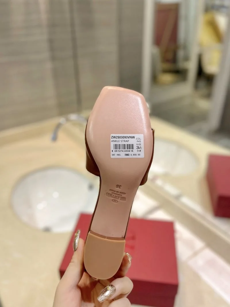 Accurate model Valentino Slippers