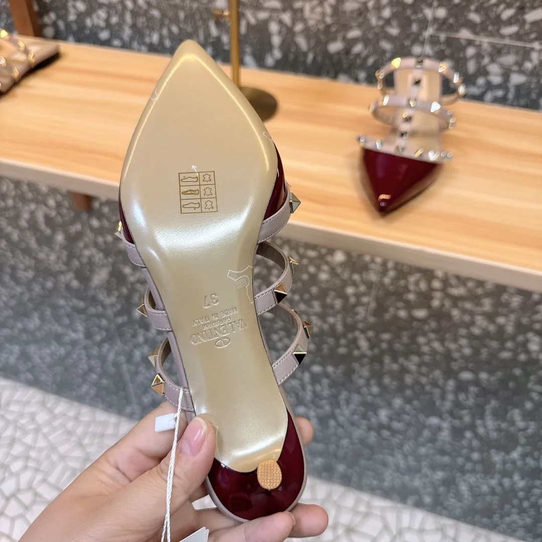Accurate model Valentino Slippers