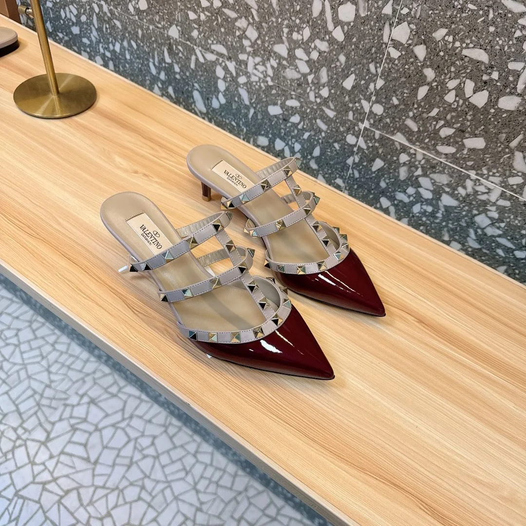 Accurate model Valentino Slippers