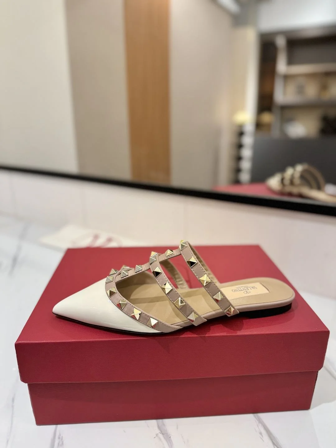 Low-cost Valentino Slippers