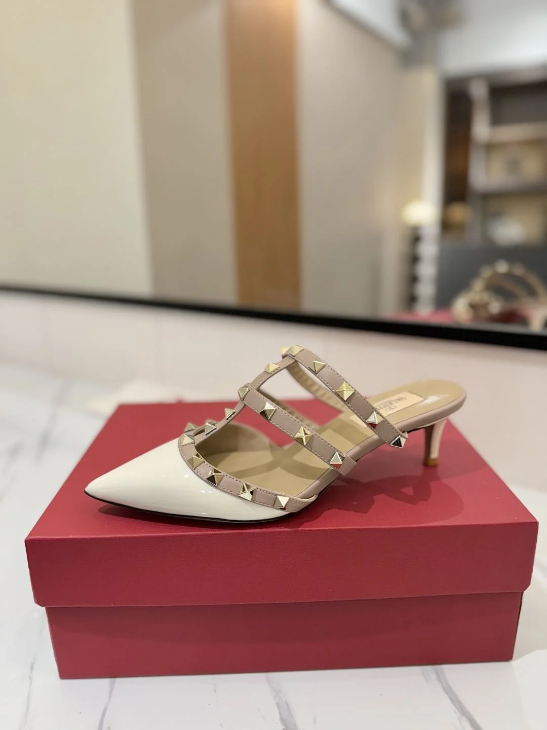 High accuracy Valentino Slippers