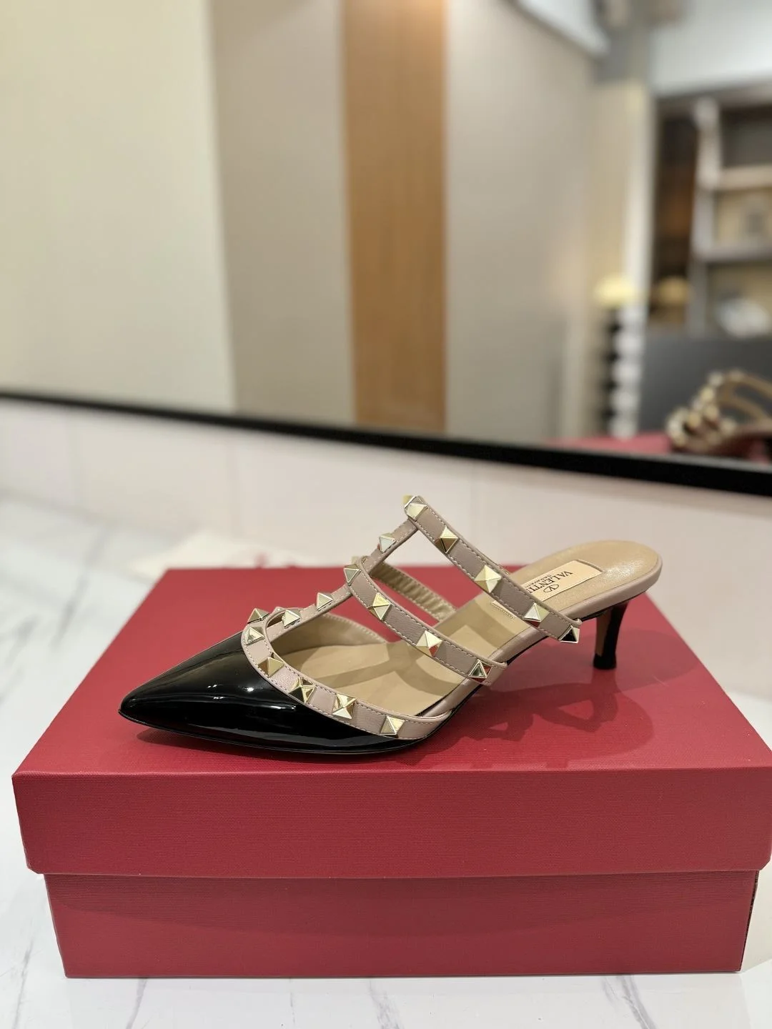 1:1 copy Valentino Slippers