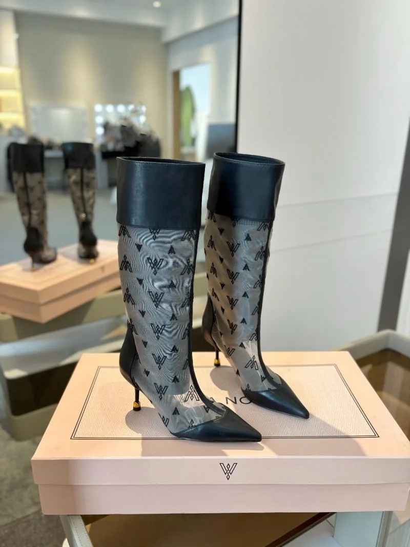 Accurate model Vanda Novak Boots