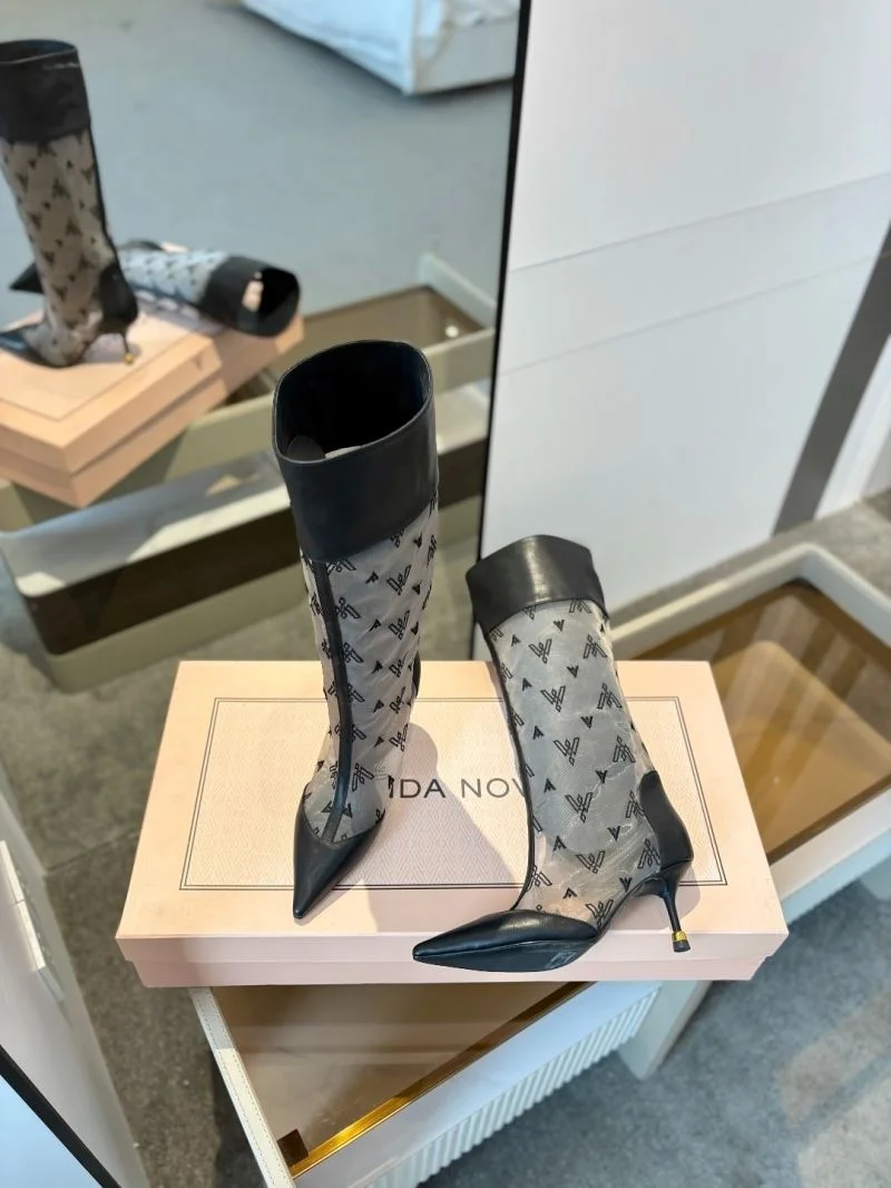Accurate model Vanda Novak Boots