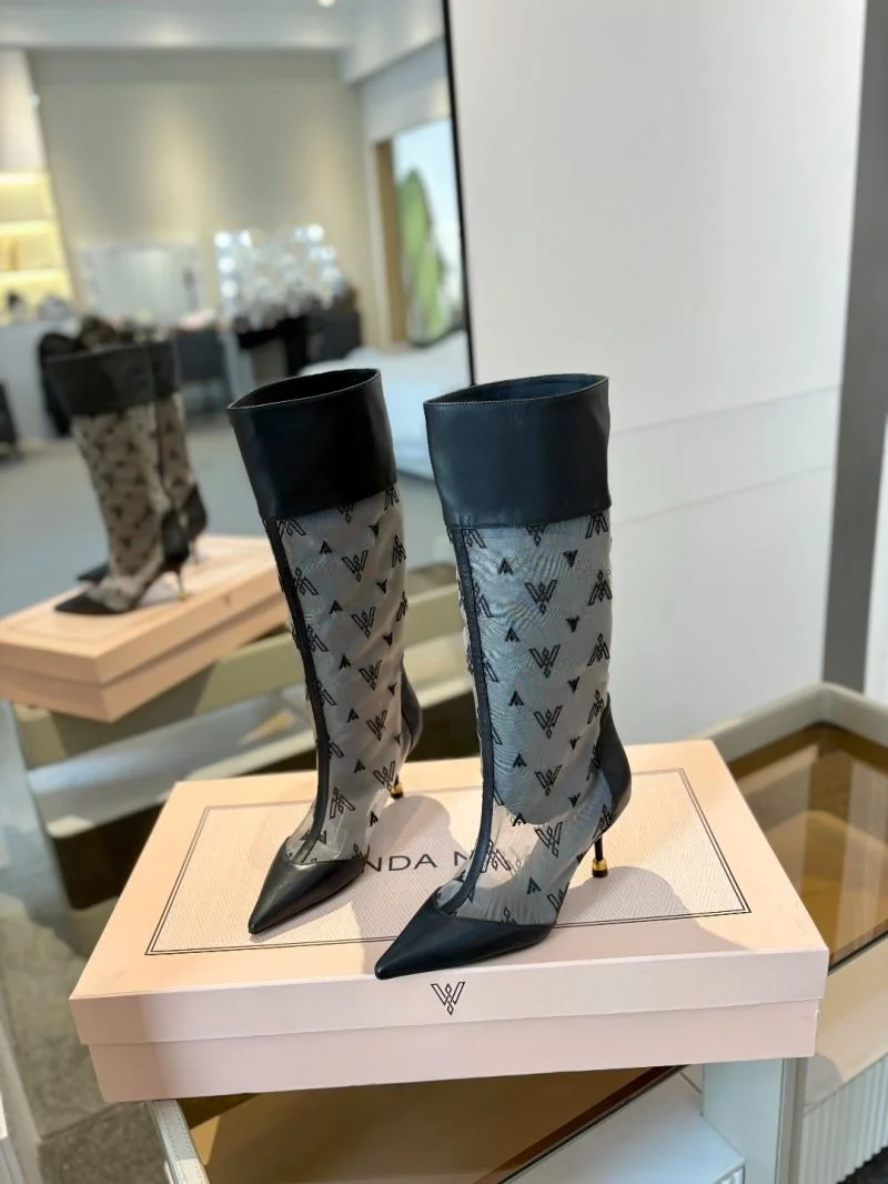Accurate model Vanda Novak Boots