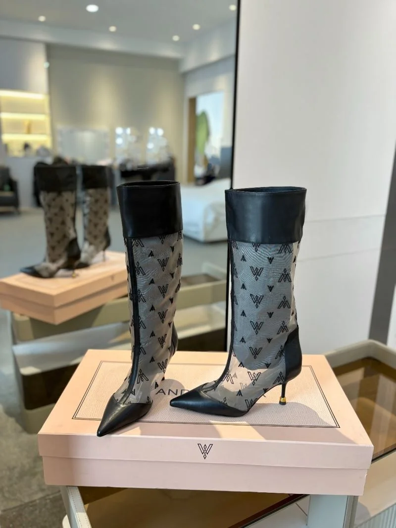 Accurate model Vanda Novak Boots