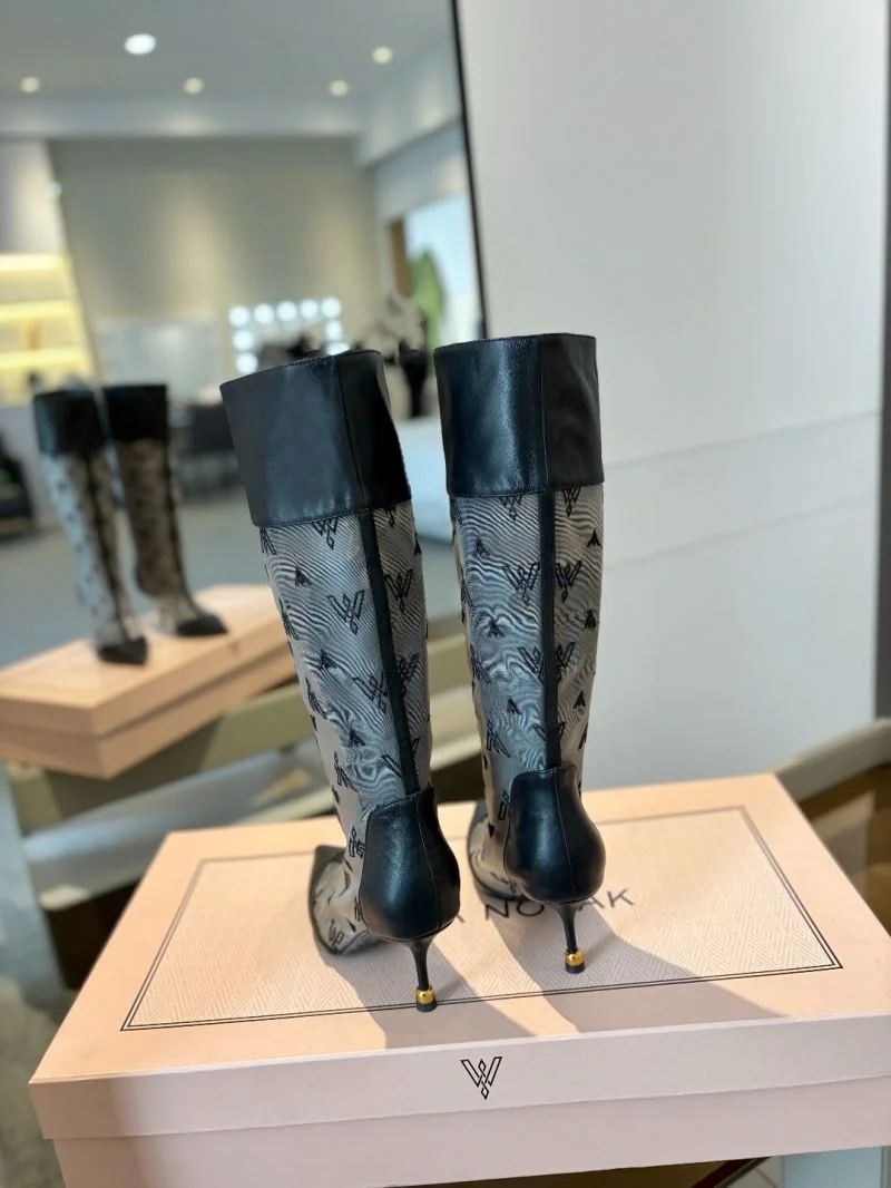 Accurate model Vanda Novak Boots