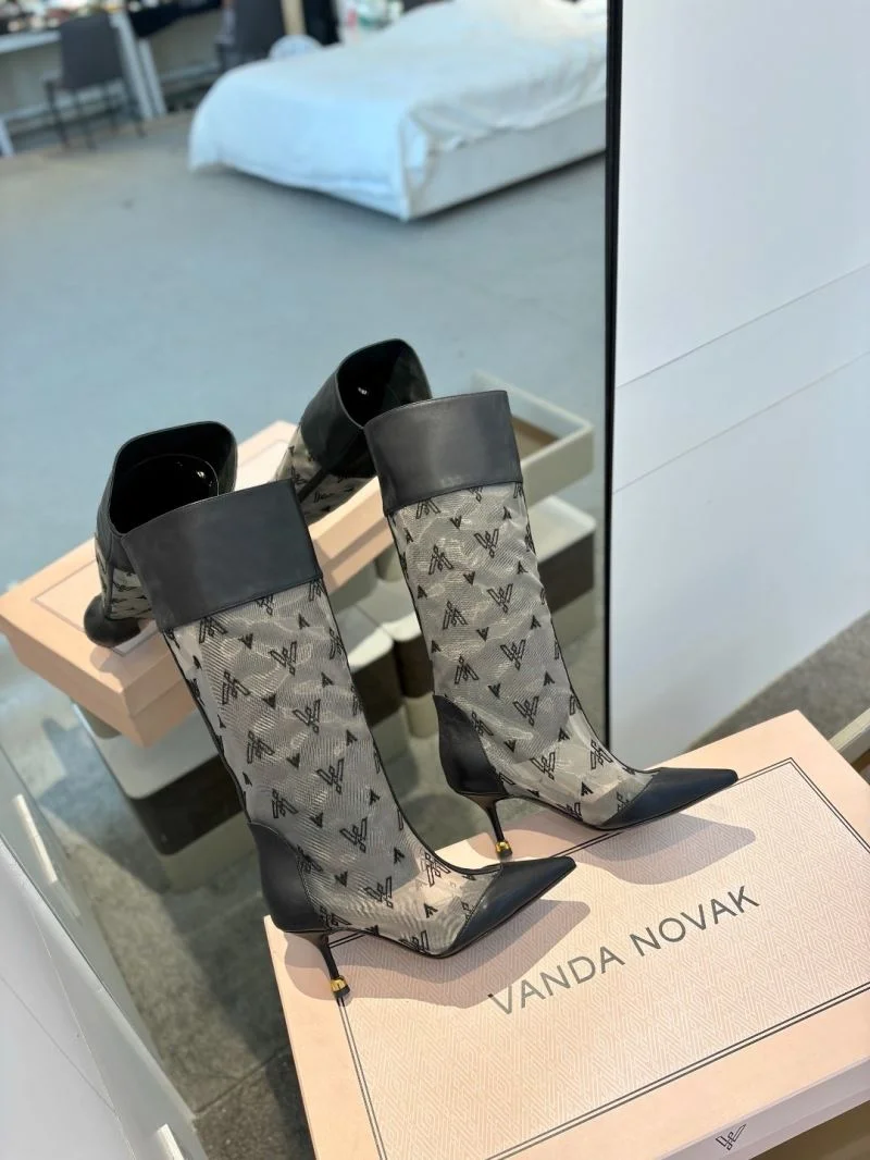 Accurate model Vanda Novak Boots